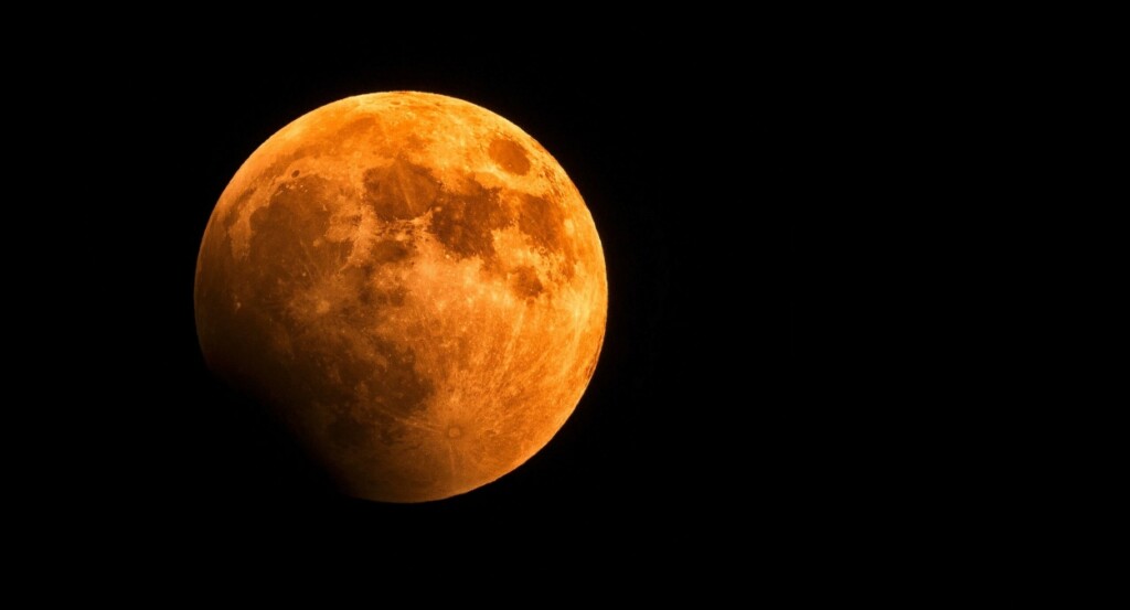 Lua de Sangue e Saturno juntos no céu: eclipse lunar total acontece neste domingo (7)