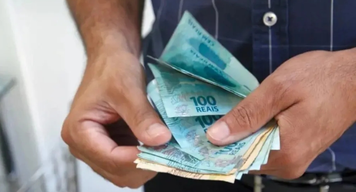 Salário mínimo de R$ 3.242 pode ser aprovado após eleições; entenda ...