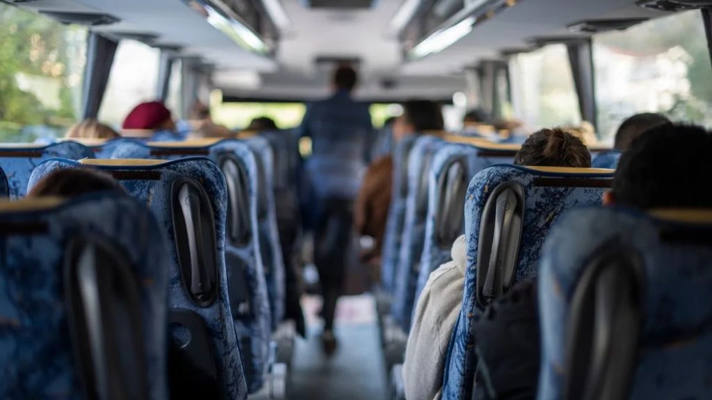 Aumento na passagem de ônibus chega a 23% no Brasil; veja onde ficou ...