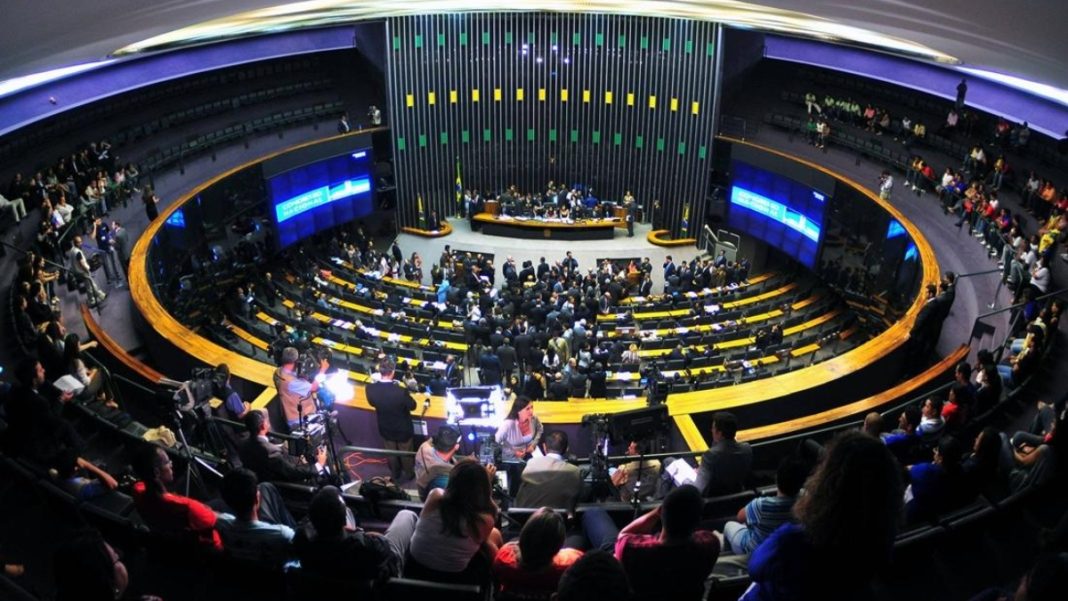 Piso salarial de R$ 10 mil avança na Câmara e pode beneficiar apenas ...