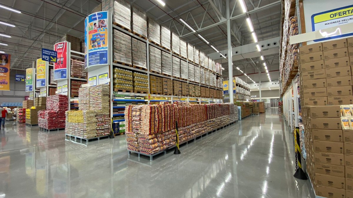 Rede de supermercados demite mais de 6 mil funcionários e fecha lojas